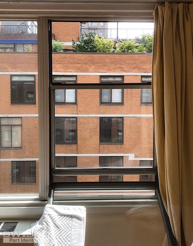 Broken left pivot lock shoe on upper sash of Champion tilt-in window ...