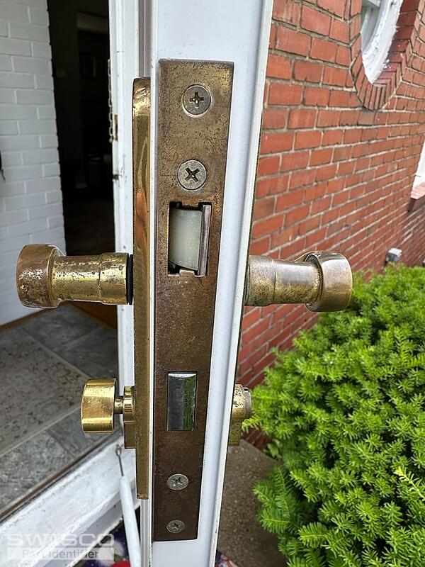 Broken storm door lock : SWISCO.com